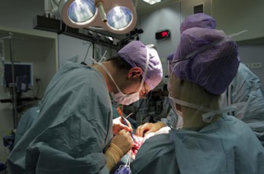 Première mondiale : un patient vit avec un larynx artificiel